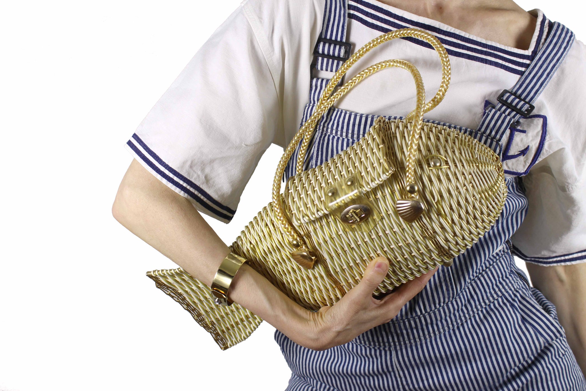 White and gold plastic wicker fish purse bag – Vintage Carwen